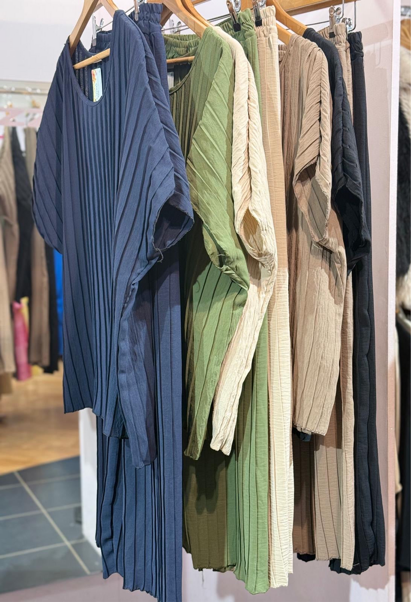 Holly Pleat Suit (Curve Range) – Dizzy Fashions